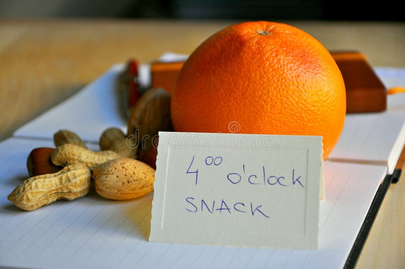 Pause De Midi Pour Le Dessert Photo stock - Image du rupture, simple ...