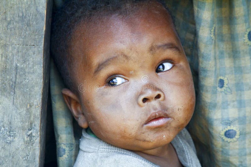 Pauvre gosse africain image stock. Image du désastre - 47221295