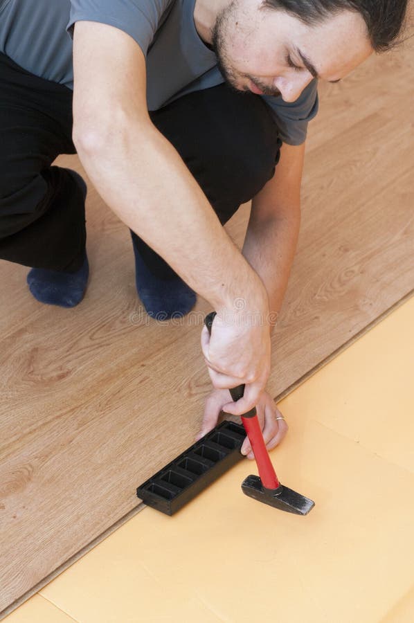 Pavimento Laminato Montaggio Dell'operaio Immagine Stock - Immagine di ...