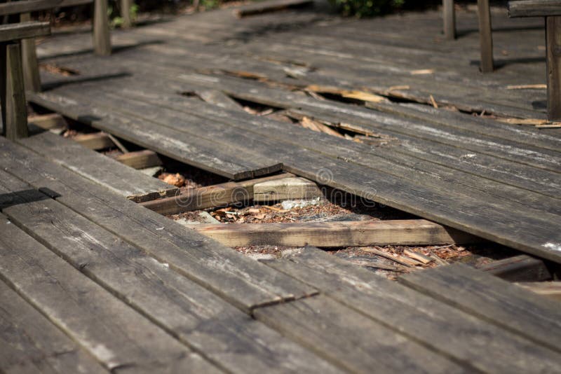 Pavimento rotto di legno fotografia stock. Immagine di distrutto - 56898754