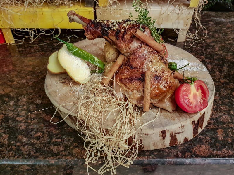 Pavo cocido con el tomate imagen de archivo. Imagen de alimento - 125003383