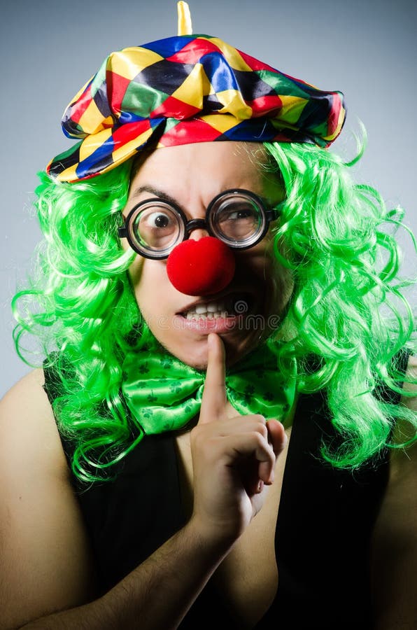 Payaso triste contra imagen de archivo. Imagen de circo - 33222373
