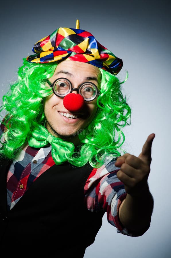 Payaso triste contra imagen de archivo. Imagen de traje - 33225571