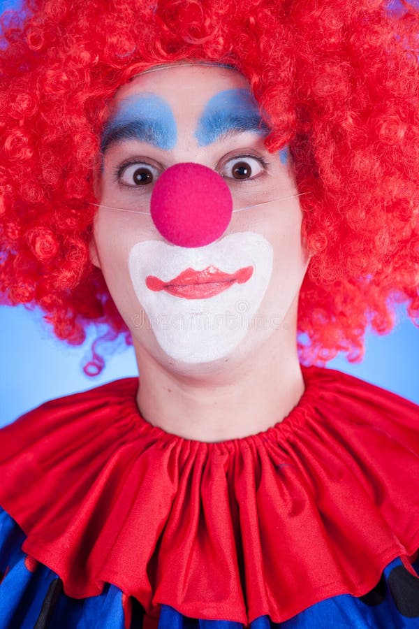 Payaso en backgound azul imagen de archivo. Imagen de feliz - 32641813