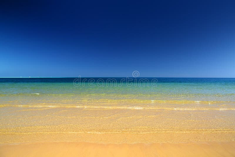 Paysage Avec La Plage Et La Mer De Sable D'or Image stock - Image du ...
