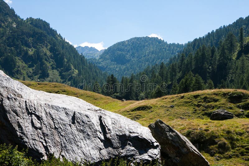 Paysage De Montagne Avec Un Grand Rocher Photo stock - Image du alpe ...