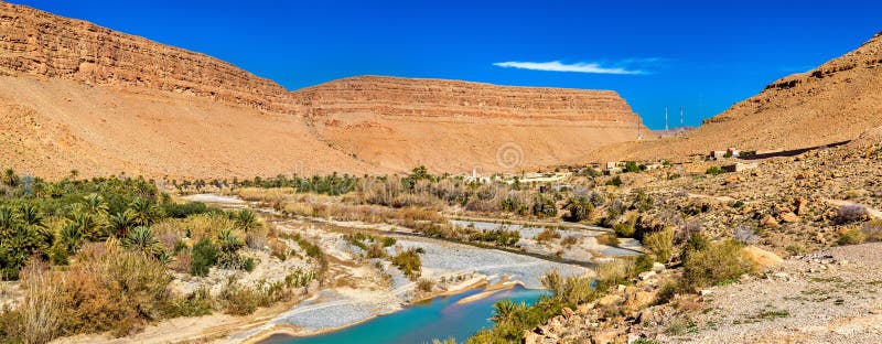 Paysage De Vallée De Ziz, Maroc Photo stock - Image du gorge, isolement ...