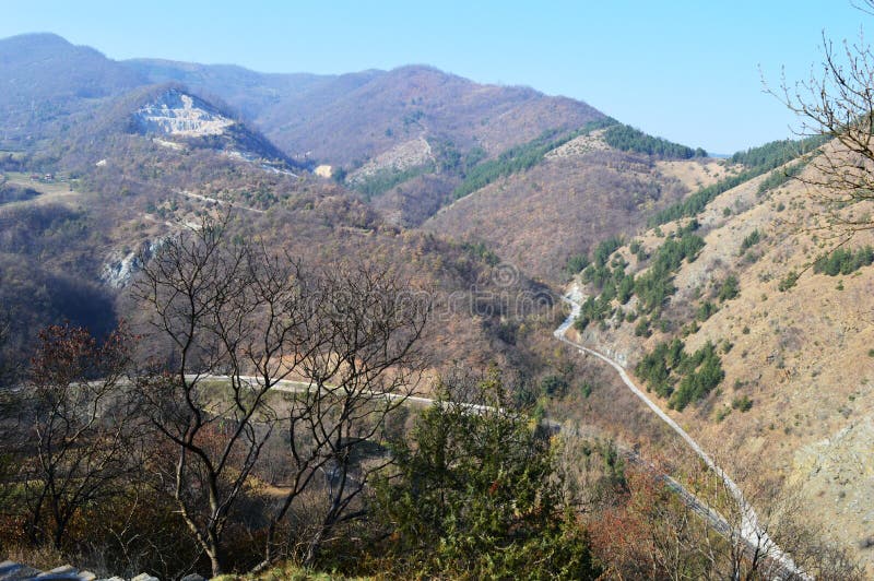 Paysage des routes image stock. Image du herbe, centrale - 131787503