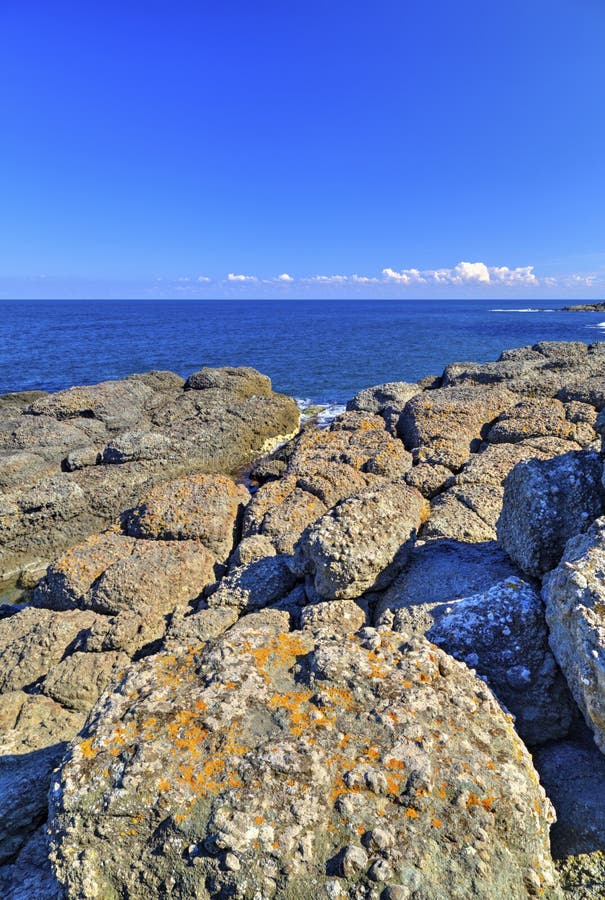 Paysage Sur Le Rivage Rocheux Image stock - Image du environnement ...