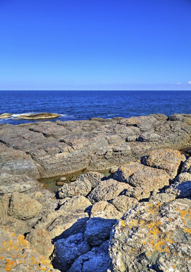Paysage Sur Le Rivage Rocheux Image stock - Image du environnement ...