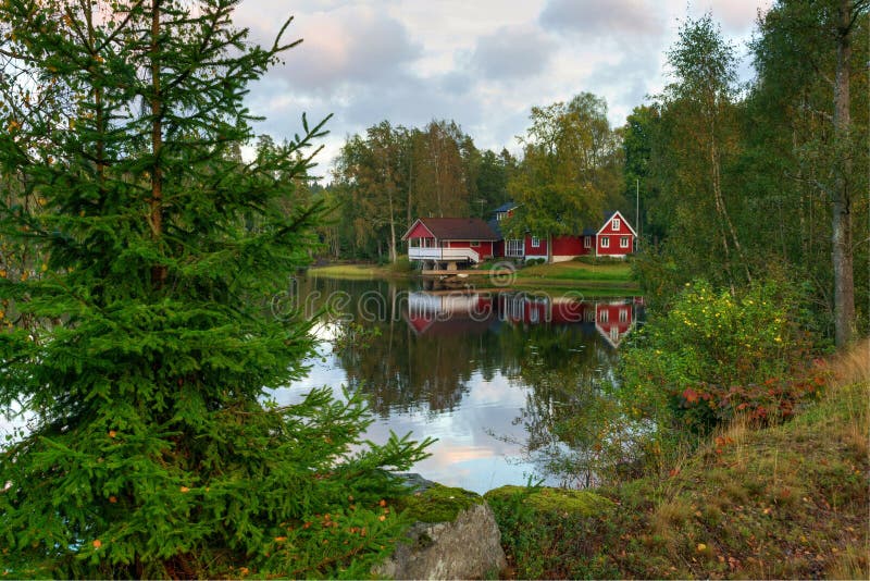 Réflexion De Lac September En Suède Photo stock - Image du miroir ...
