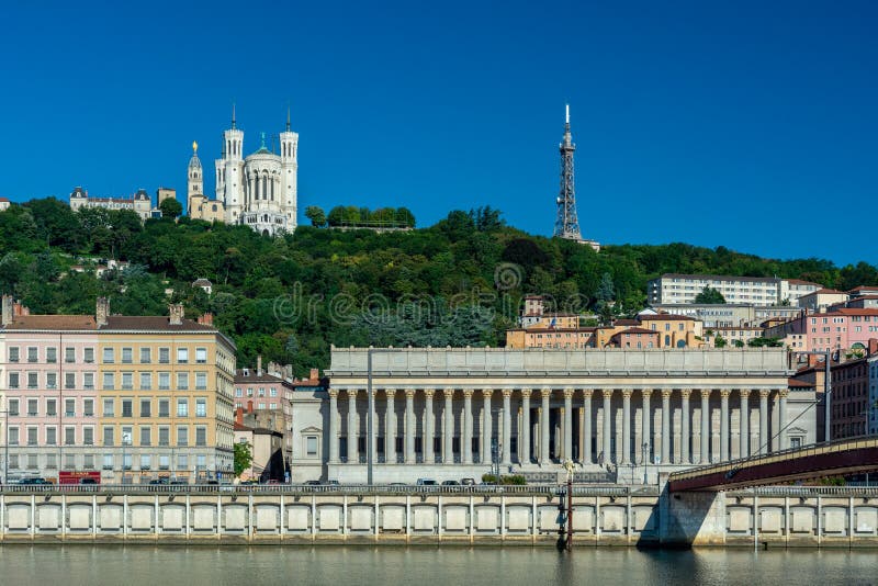 Paysage Urbain De Lyon Par Nuit Photo stock éditorial - Image du ...