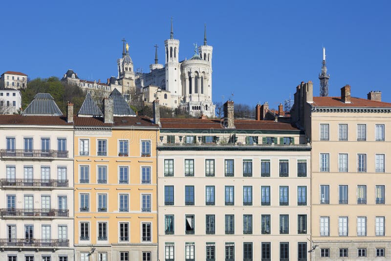 Paysage urbain de Lyon image stock. Image du tours, fleuve - 74679011