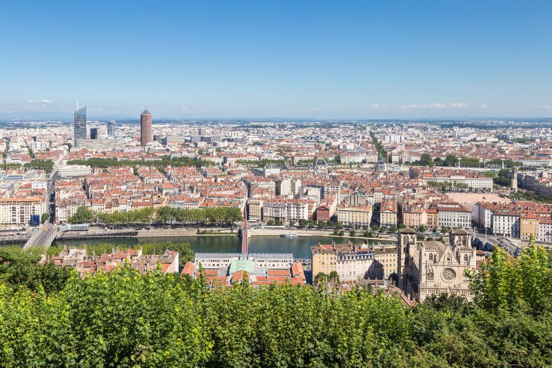 Paysage urbain de Lyon image stock. Image du tours, fleuve - 74679011