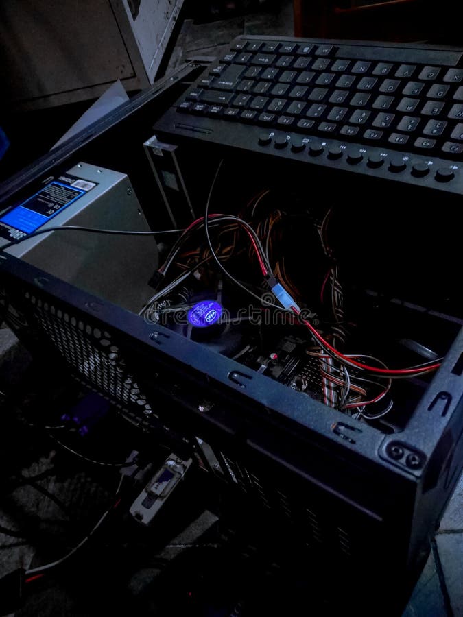 Pc, cable, keyboard, vga editorial photo. Image of gadget - 250634006