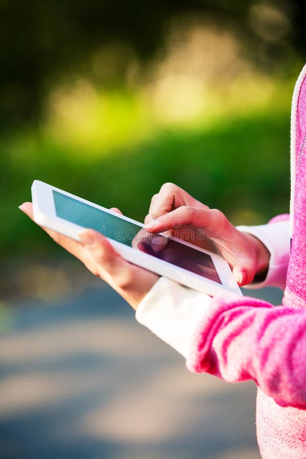 PC de la tabla en una mano foto de archivo. Imagen de elegante - 51864894