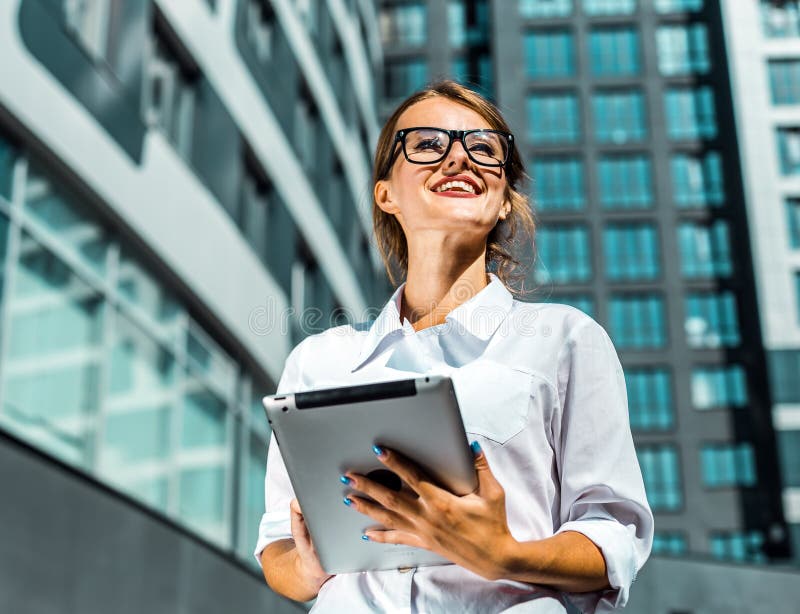 PC Di Use Tablet Della Donna Di Affari Immagine Stock - Immagine di ...
