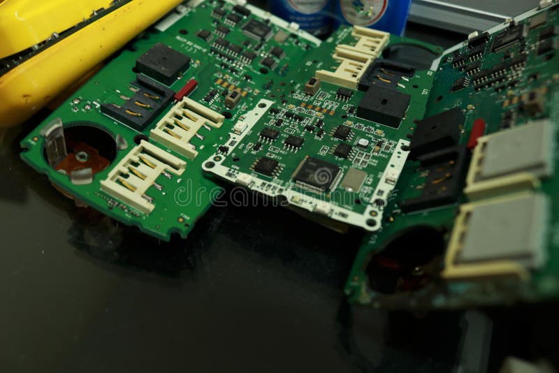PCB is an Electronic Circuit Board that Connects Electronic Components ...