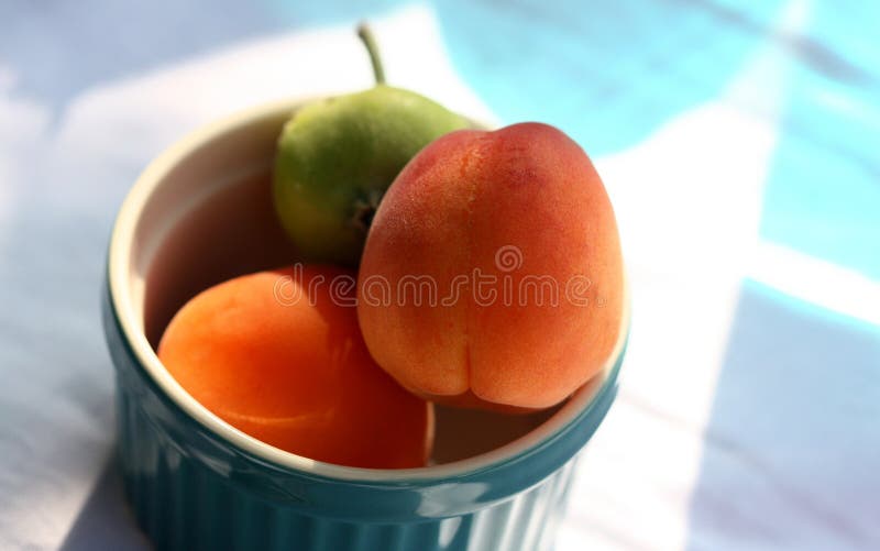 Peaches in blue bowl stock image. Image of friut, peaches - 40373075