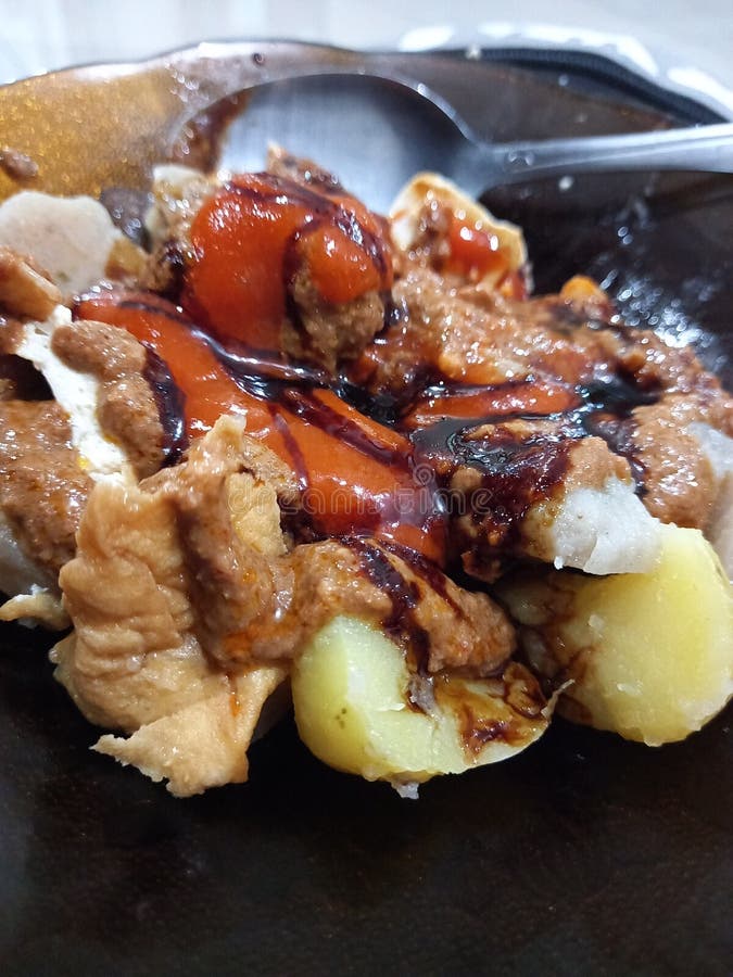 Peanut sauce batagor stock image. Image of peanut, tofu - 263702365