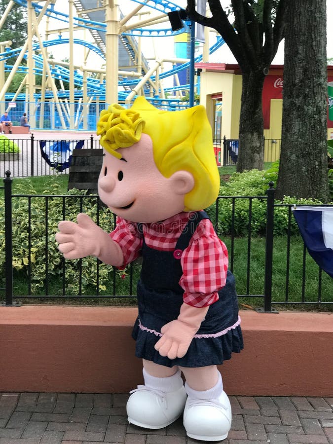 Peanuts Charlie Brown Wedding Cake Topper Editorial Stock Image - Image ...