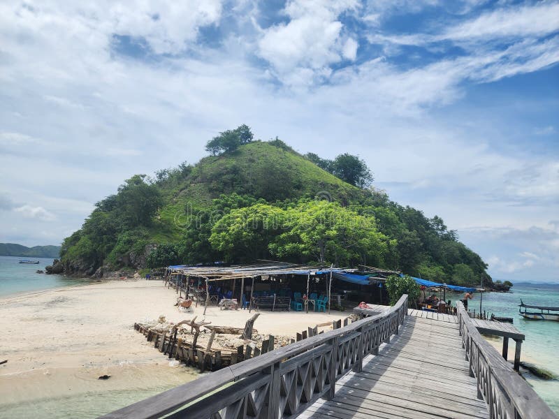 Pearl Harbour Island Kanawa Editorial Image - Image of island, harbour ...