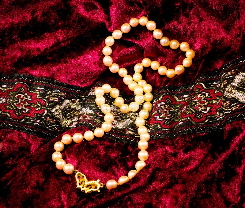 Pearl necklace stock photo. Image of glamour, accessory - 37773118
