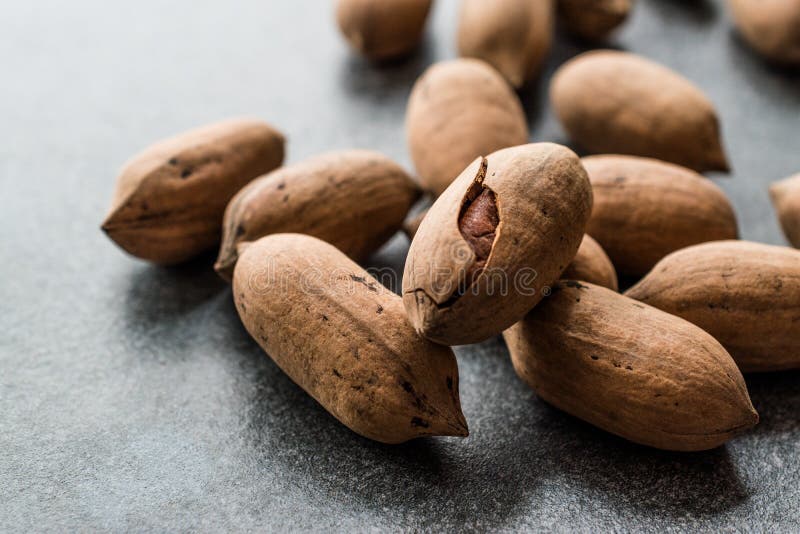 Pecan Nuts with Shell in Wooden Bowl / Walnuts Stock Image - Image of ...