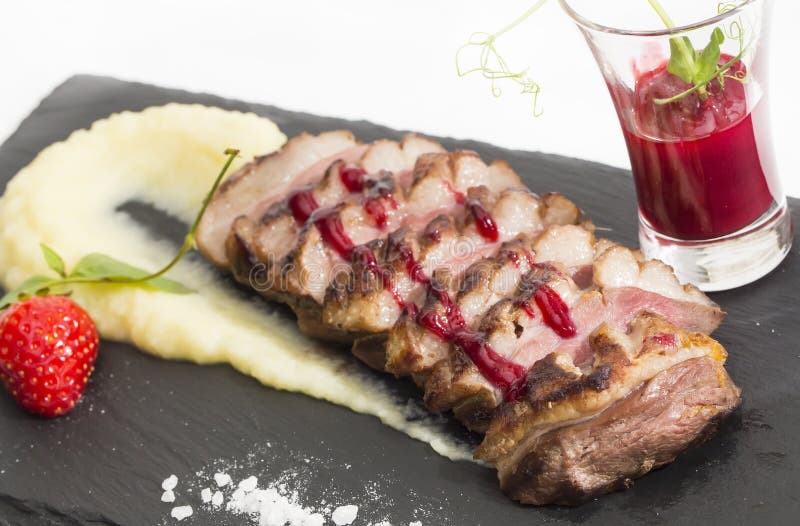 Pecho asado del ganso imagen de archivo. Imagen de fresco - 63250283