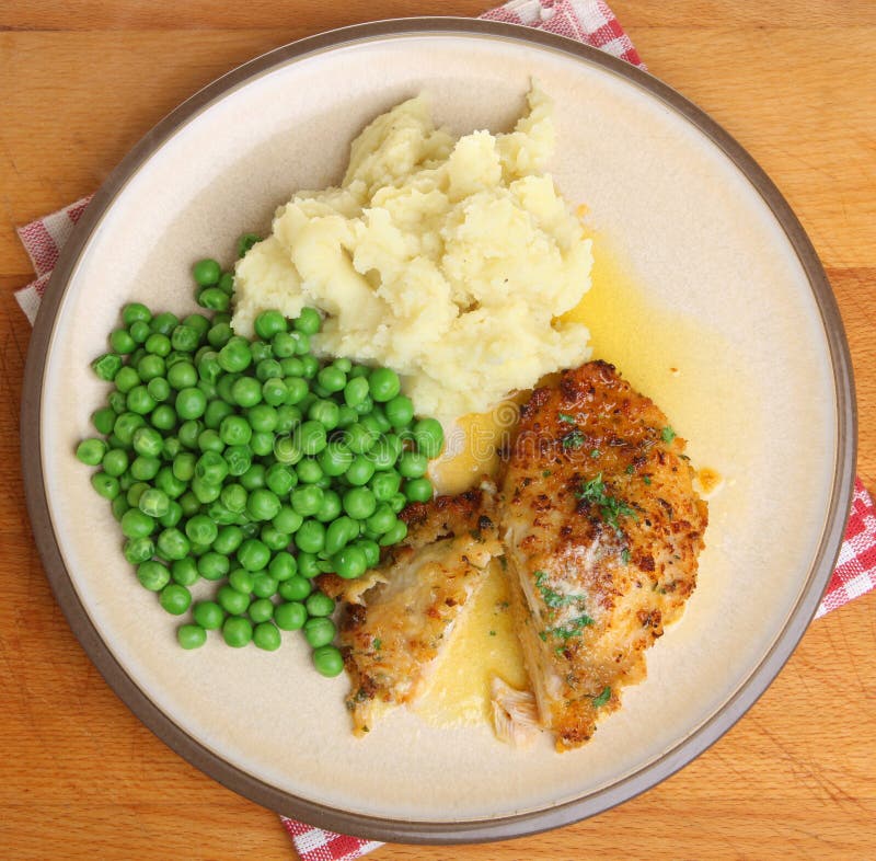 Pecho Cocido De Kiev De Pollo Con La Comida De Verduras Foto de archivo ...