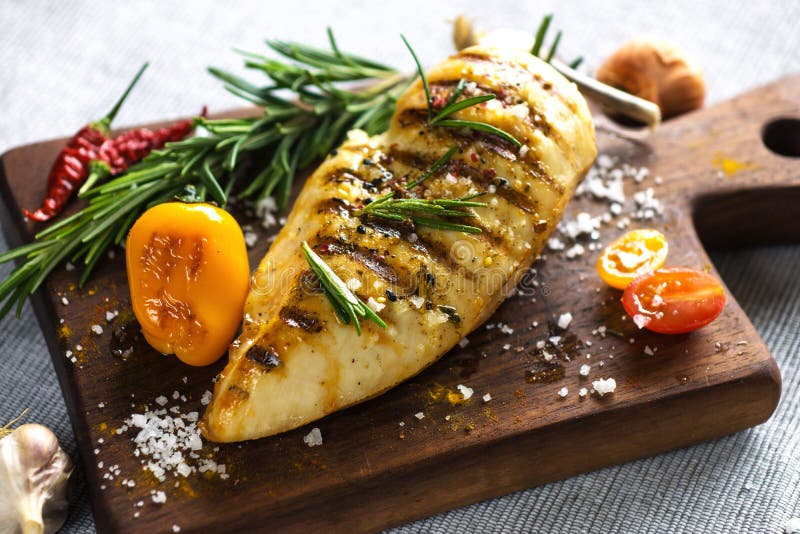 Corte Asado a La Parrilla De La Pechuga De Pollo En Tiras Foto de ...