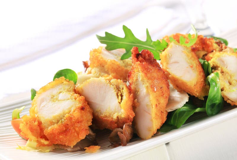 Pecho De Pollo Empanado Con Verdes De La Ensalada Imagen de archivo ...