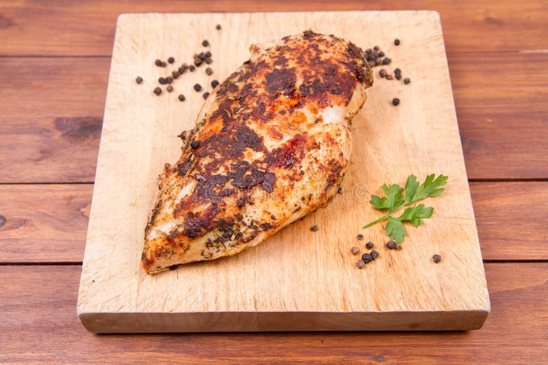 Pecho de pollo frito foto de archivo. Imagen de cubierto - 100596790