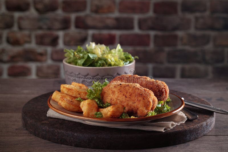 Pecho de pollo frito imagen de archivo. Imagen de fresco - 105600439