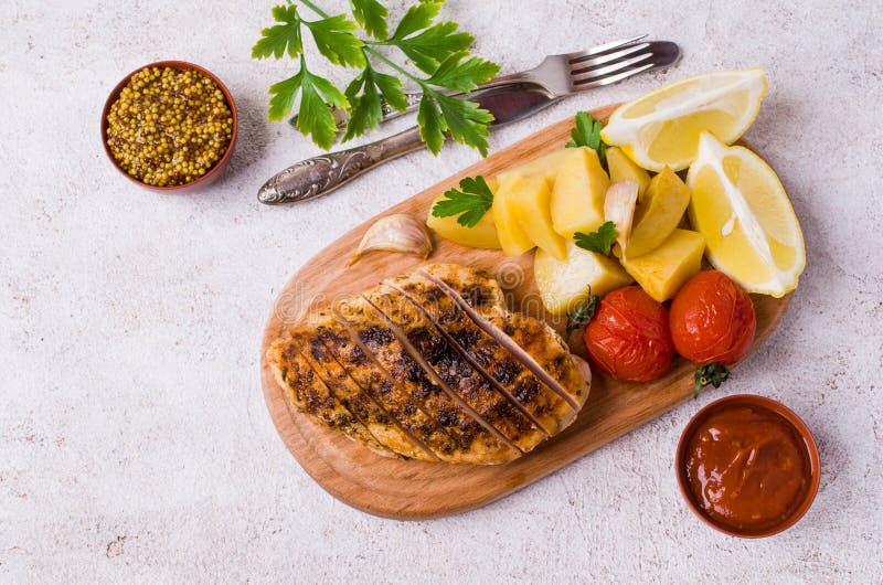 Pecho de pollo frito foto de archivo. Imagen de cocinado - 120470788