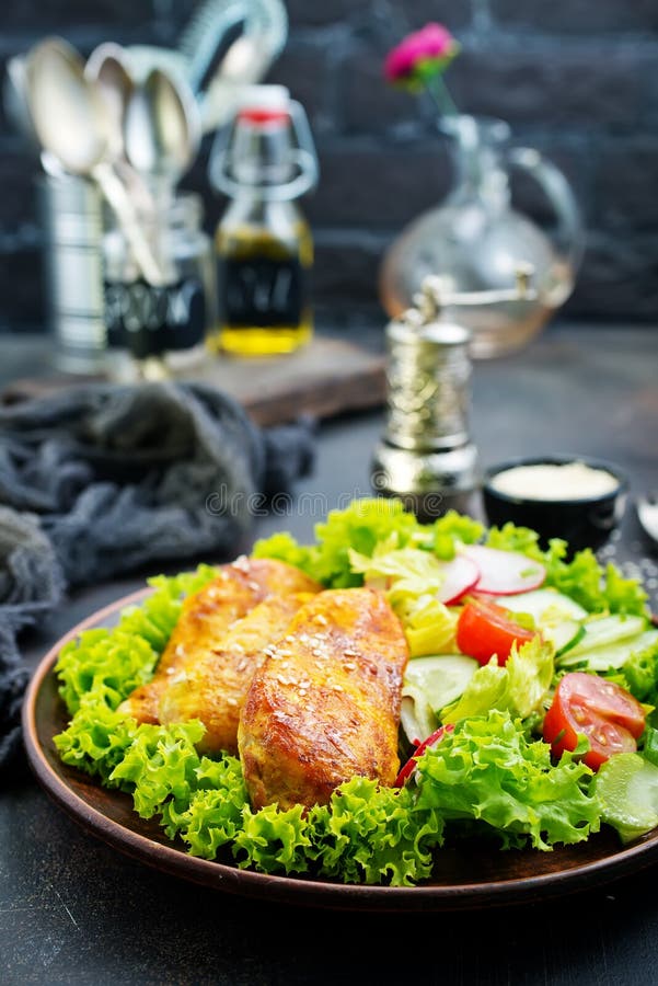 Pecho de pollo frito foto de archivo. Imagen de lechuga - 125240878
