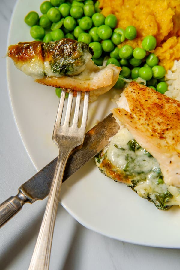 Pecho de pollo relleno imagen de archivo. Imagen de patatas - 130656919
