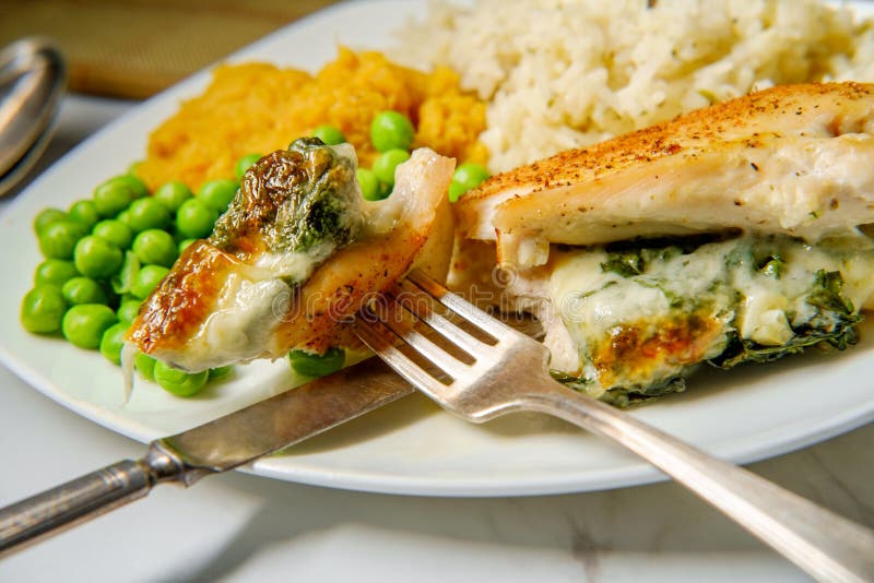 Pecho de pollo relleno imagen de archivo. Imagen de cena - 130656951