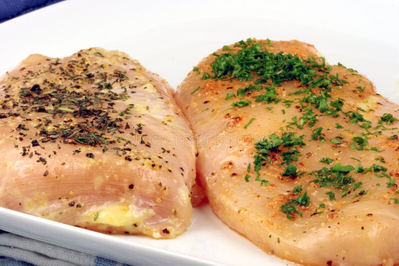 Pecho De Pollo Sazonado Sin Procesar Imagen de archivo - Imagen de ...