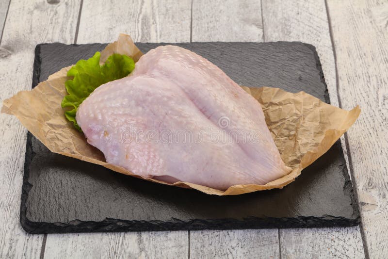 Pecho De Pollo Sin Procesar Foto de archivo - Imagen de aislado, cena ...