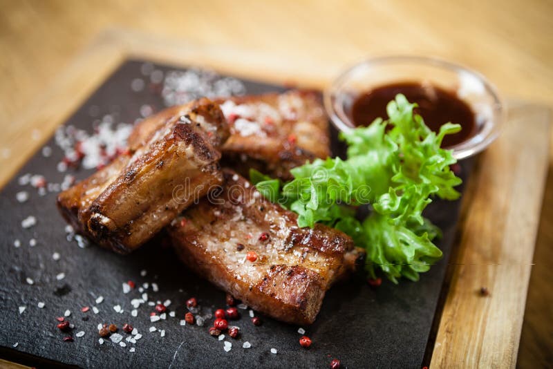 Pecho Del Cerdo En Costilla Foto de archivo - Imagen de barbacoa, fuego ...