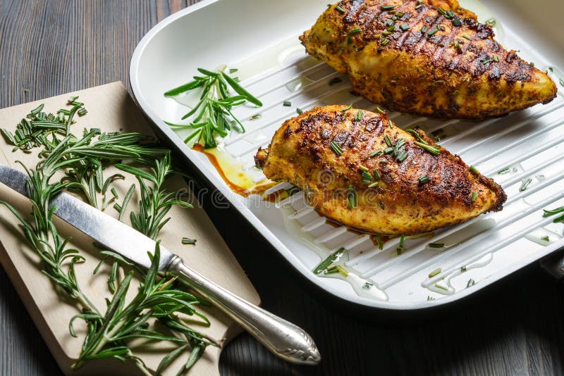 Pecho Del Pollo Frito Con Las Especias Foto de archivo - Imagen de ...