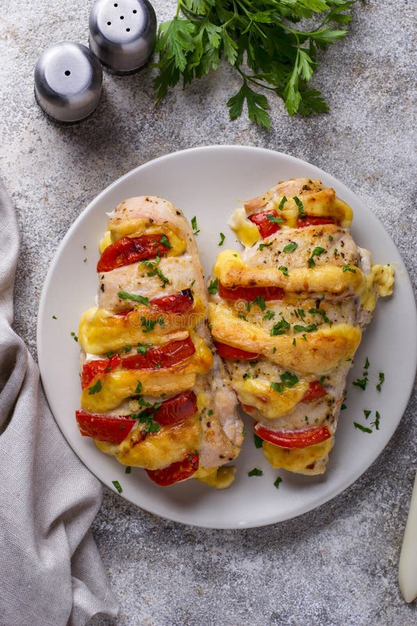 Pechos De Pollo Al Horno Con Queso Y Tomate Imagen de archivo - Imagen ...