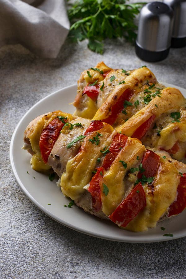 Pechos De Pollo Al Horno Con Queso Y Tomate Imagen de archivo - Imagen ...