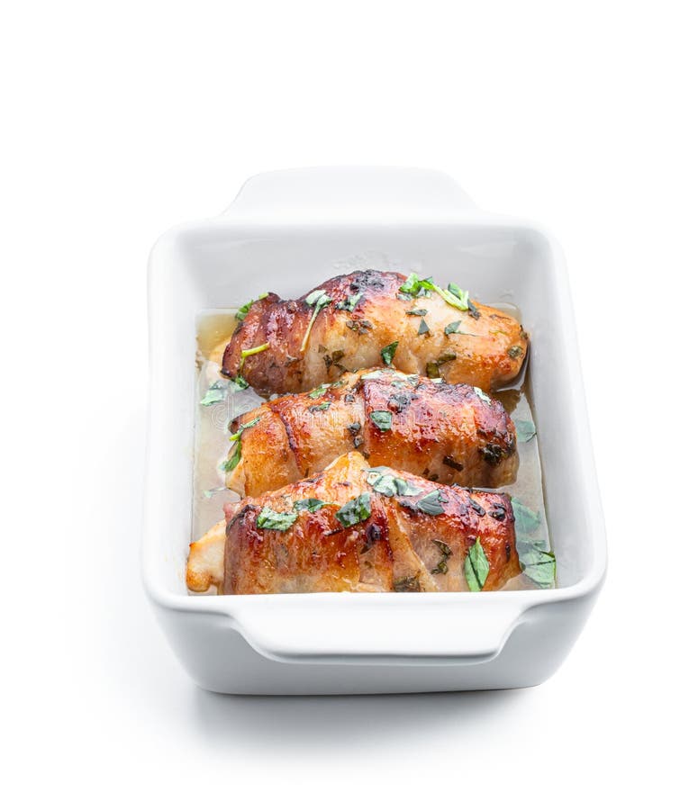 Pechos De Pollo Envueltos En Tocino En Plato Blanco Aislado En Blanco ...
