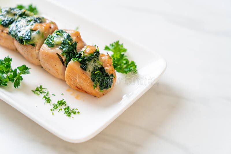 Pechos De Pollo Rellenos De Espinacas Y Queso Foto de archivo - Imagen ...