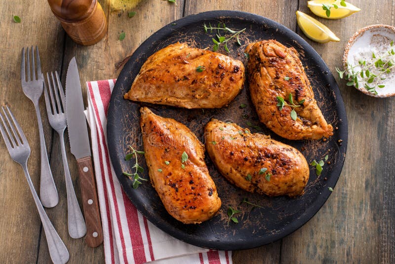 Pechuga De Pollo Asada O Asada Con Hierbas Foto de archivo - Imagen de ...