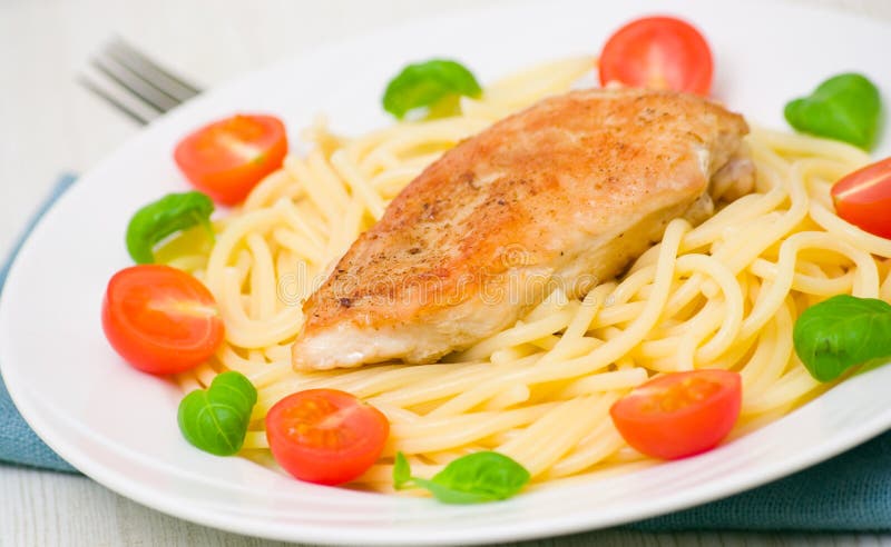 Pechuga De Pollo Con Las Pastas Foto de archivo - Imagen de condimento ...