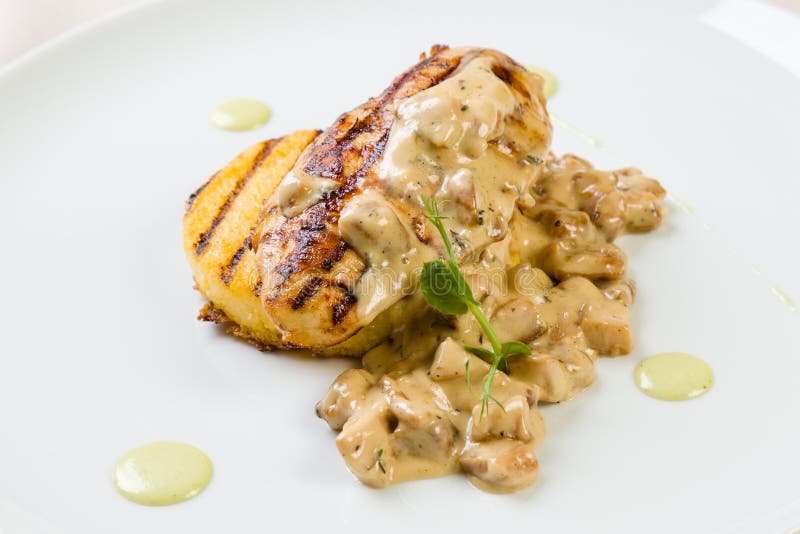 Pechuga De Pollo Con Polenta Asado a La Parrilla Foto de archivo ...
