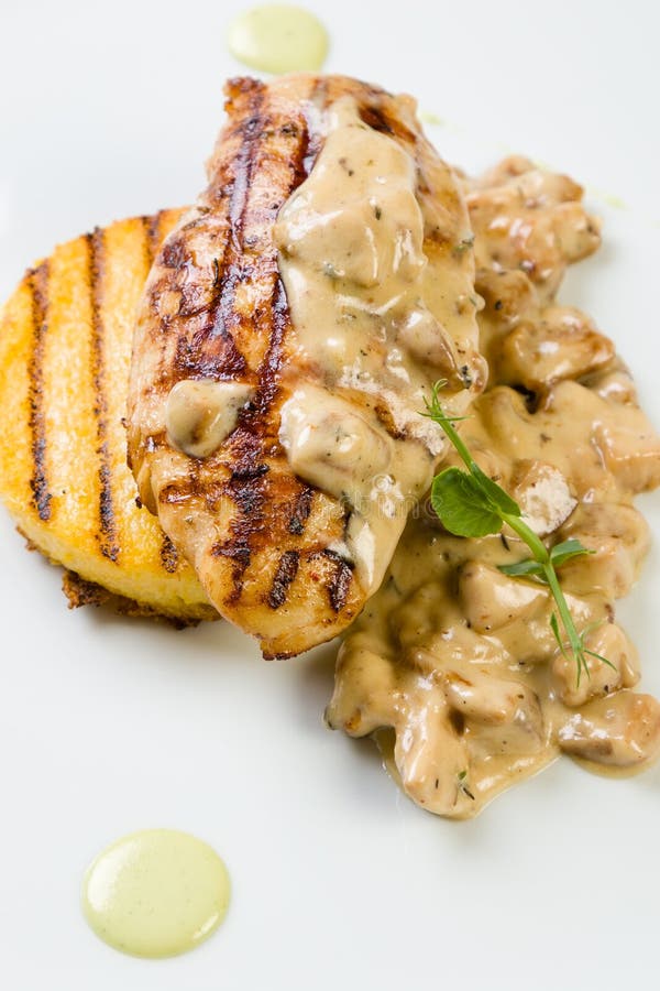 Pechuga De Pollo Con Polenta Asado a La Parrilla Imagen de archivo ...